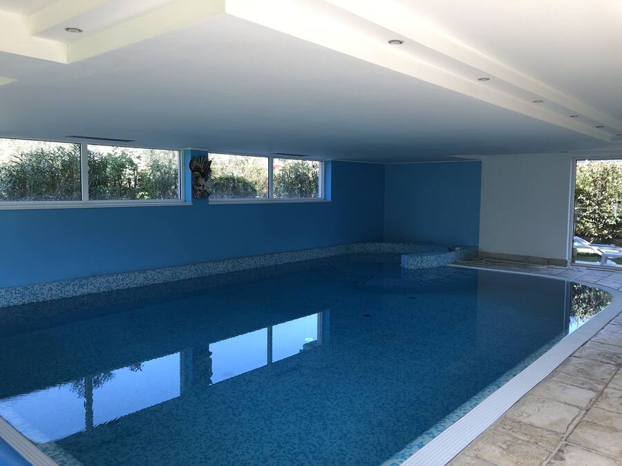 Piscina interna, piscina externa, guarda-sóis, espreguiçadeiras