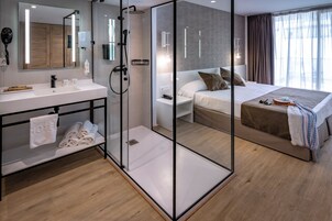 Cofres nos quartos, escrivaninha, cortinas blackout
