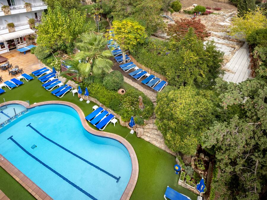 Piscina exterior, guarda-sóis, espreguiçadeiras