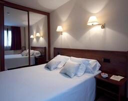 Cofres nos quartos, escrivaninha, quartos à prova de som