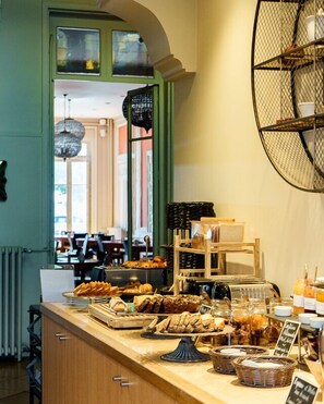 Pequeno-almoço tipo buffet diário mediante uma taxa 
