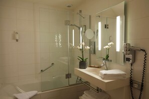 Cofre no quarto, com mobília individualizada, secretária 