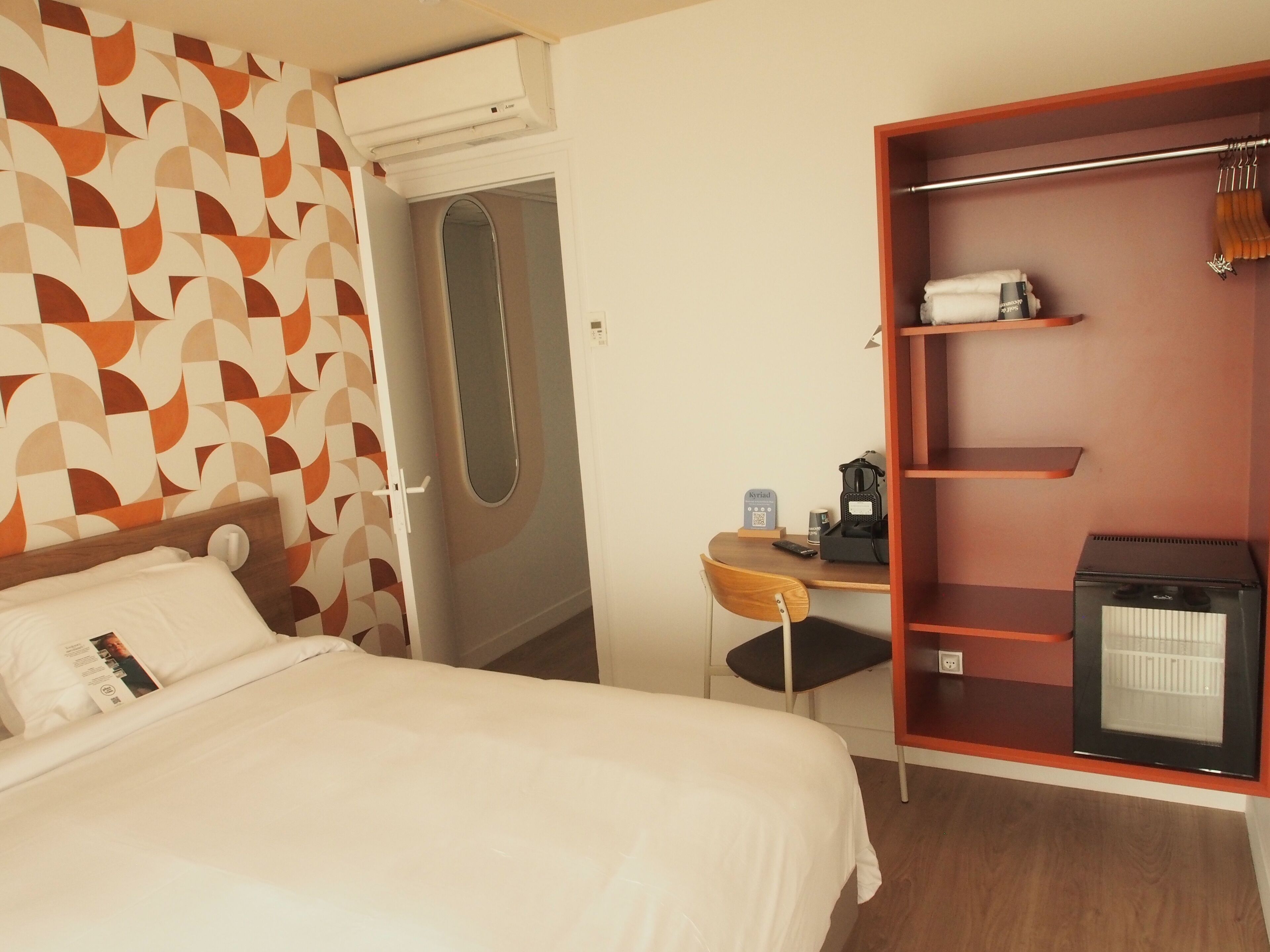 Quarto Standard, 1 cama queen-size, vista para o mar | Secretária, Wi-fi grátis, roupa de cama fornecida 