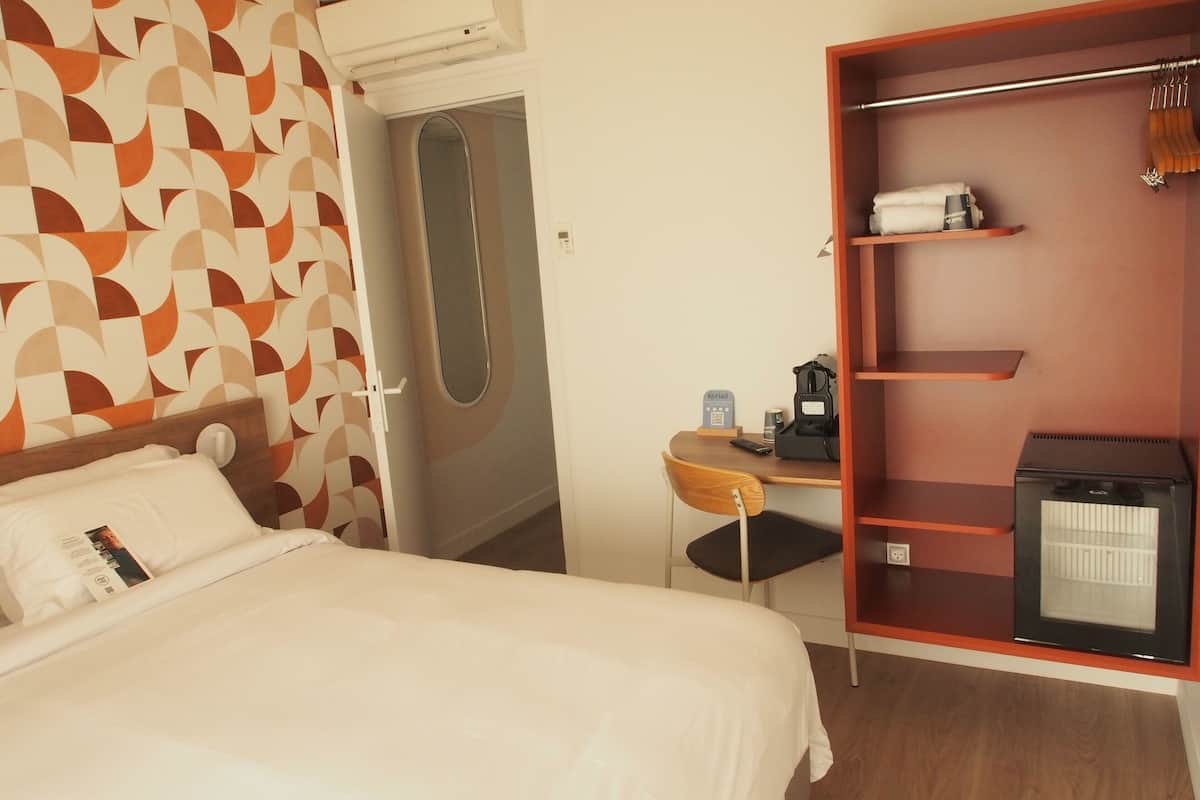 Quarto Standard, 1 cama queen-size, vista para o mar | Secretária, Wi-fi grátis, roupa de cama fornecida