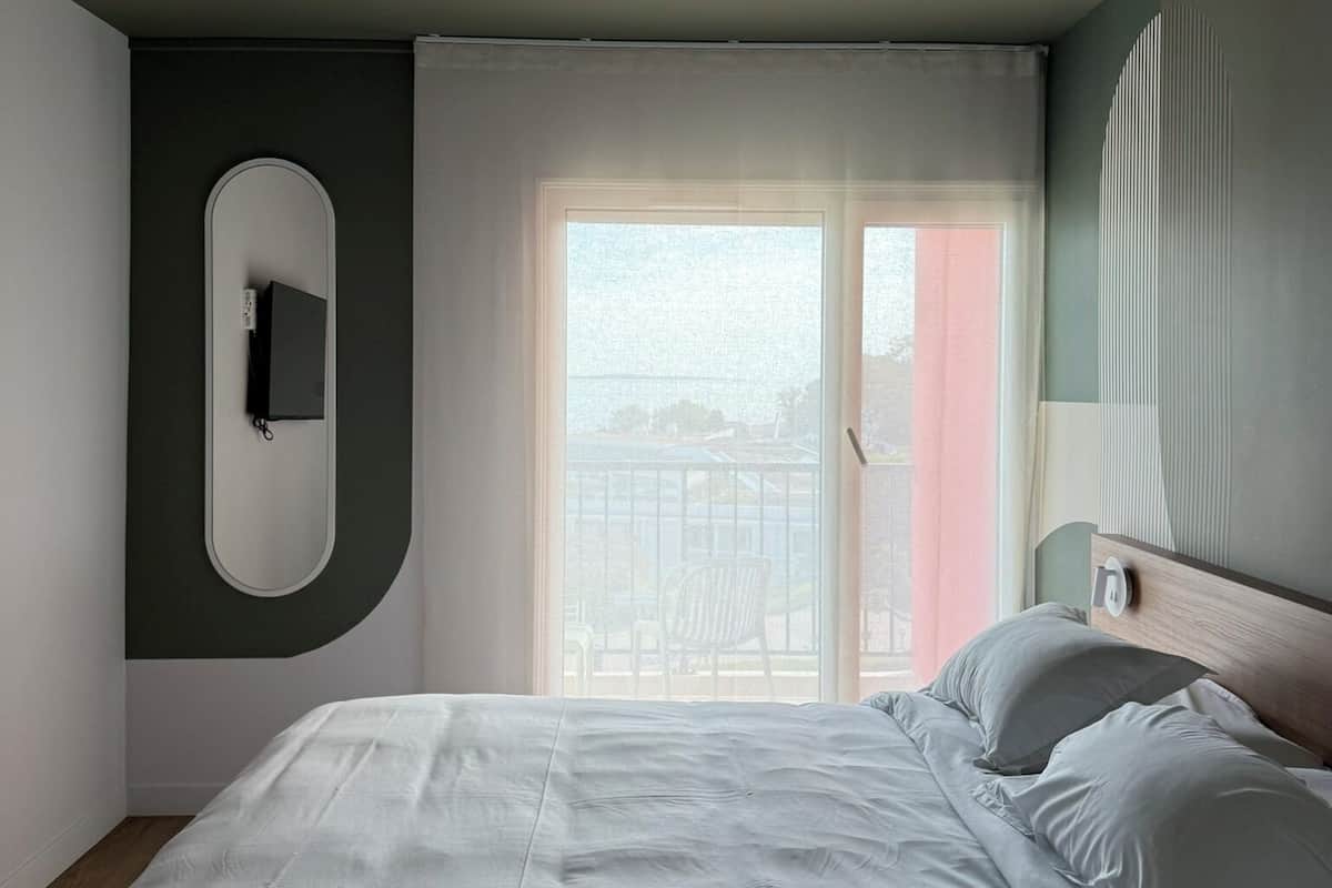 Quarto Standard, 1 cama queen-size, vista para o mar | Secretária, Wi-fi grátis, roupa de cama fornecida