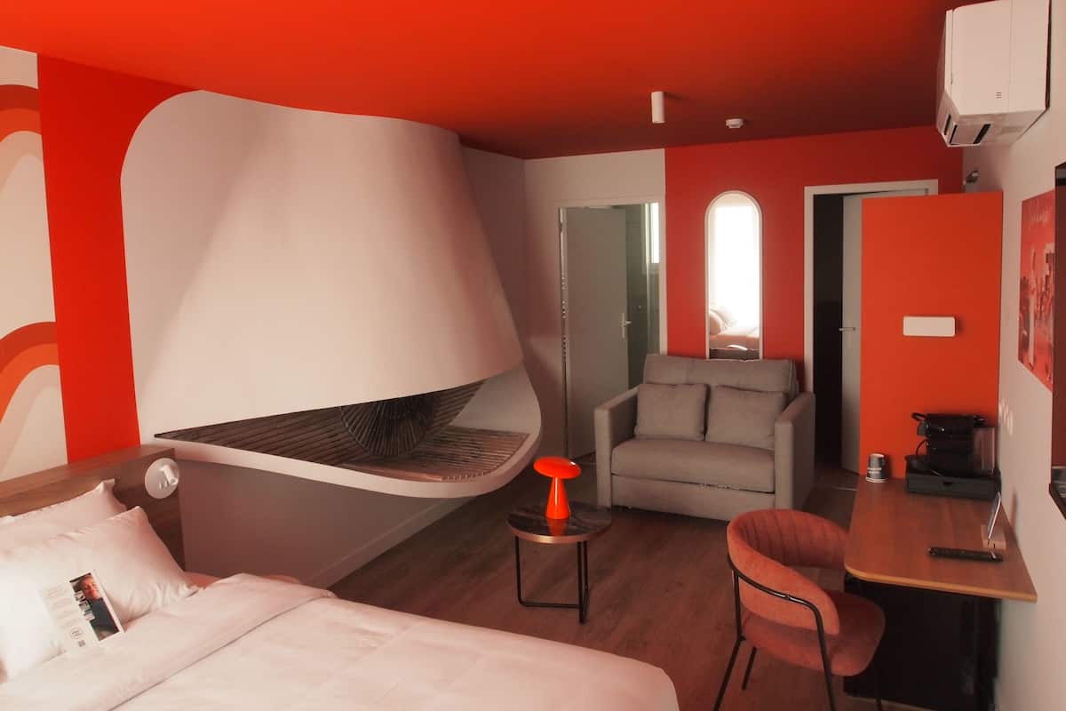 Quarto Superior, 1 cama queen-size e sofá-cama, vista para o mar | Secretária, Wi-fi grátis, roupa de cama fornecida