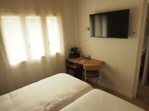 Quarto Standard, 2 camas individuais | Secretária, Wi-fi grátis, roupa de cama fornecida