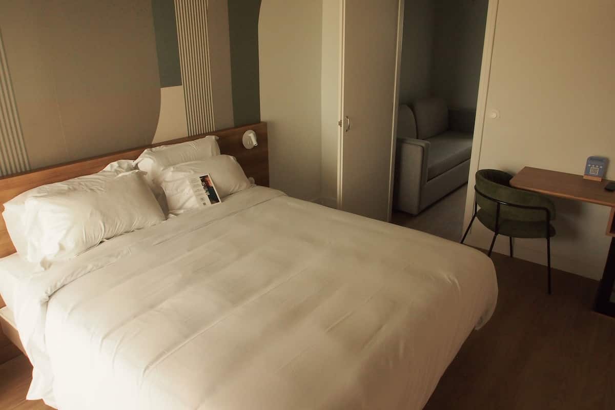 Quarto Familiar, várias camas, vista para o mar | Secretária, Wi-fi grátis, roupa de cama fornecida