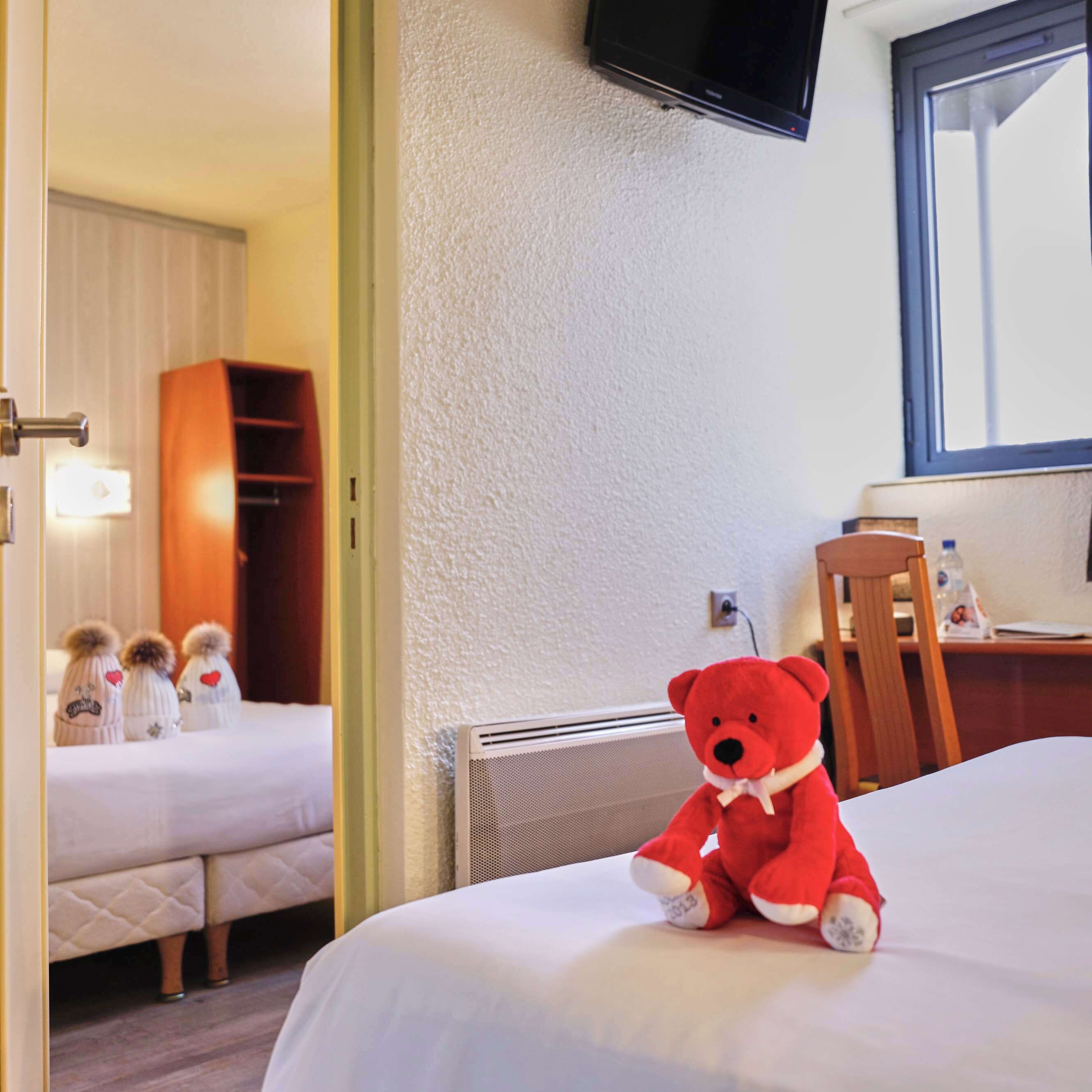 1 quarto, escrivaninha, cortinas blackout, quartos à prova de som