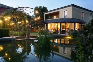 Fachada do alojamento (tarde/noite)