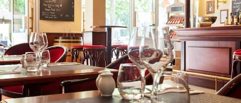 Almoços e jantares servidos, incluindo cozinha francesa