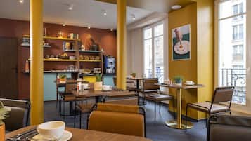 Café da manhã com buffet todos os dias (EUR 14 por pessoa)