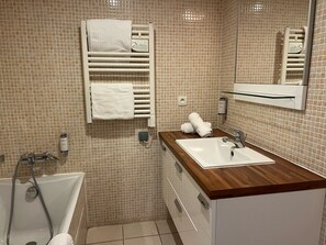 Suite Familiar | Casa de banho | Um secador de cabelo, toalhas fornecidas, sabão, champô 