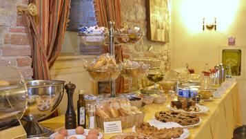 Pequeno-almoço continental diário (12 EUR por pessoa)