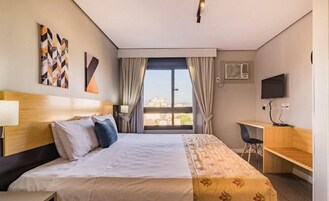 Frigobar, cofres nos quartos, escrivaninha, cortinas blackout