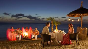 3 restaurantes, com serviço de café da manhã e almoço; frutos do mar