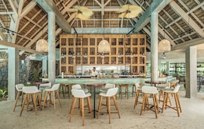 2 bares/lounges, um bar junto à piscina 