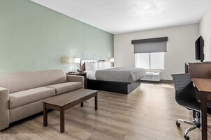 Suíte, 1 cama King e sofá-cama, para não fumantes | Roupas de cama premium, escrivaninha, ferros/tábuas de passar roupa