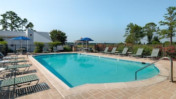 Piscina externa sazonal, guarda-sóis, espreguiçadeiras