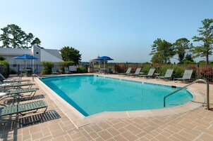 Piscina exterior sazonal, guarda-sóis, espreguiçadeiras