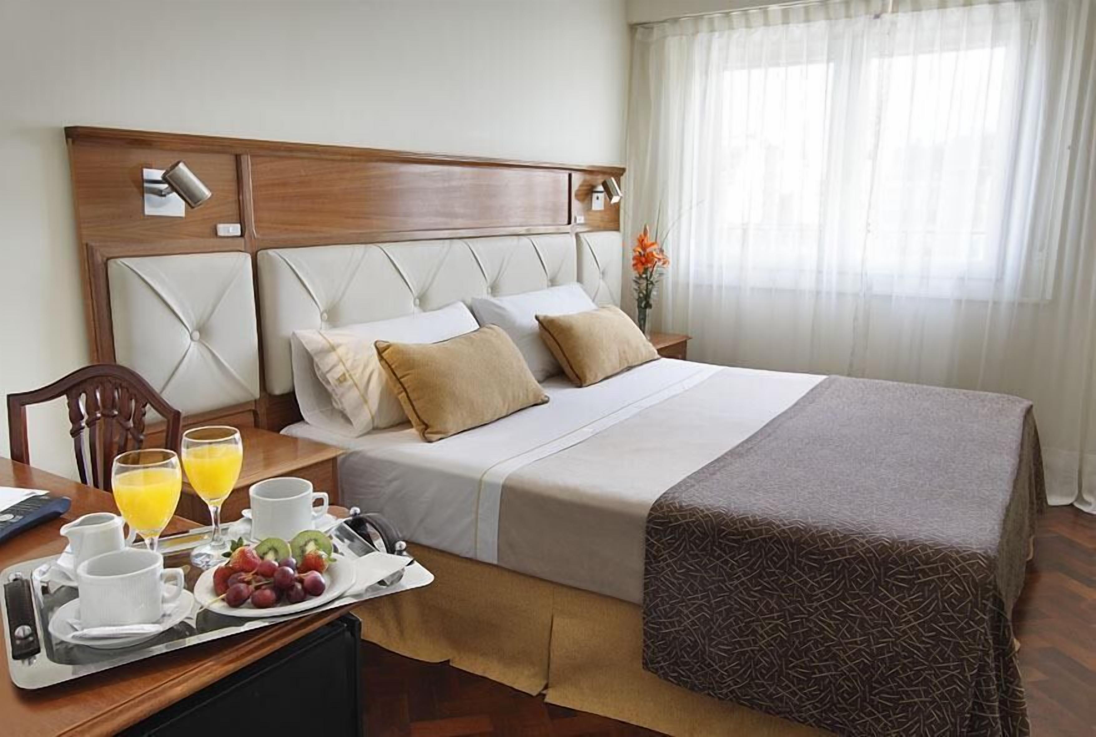 Roupas de cama premium, camas com colchões pillow-top, frigobar