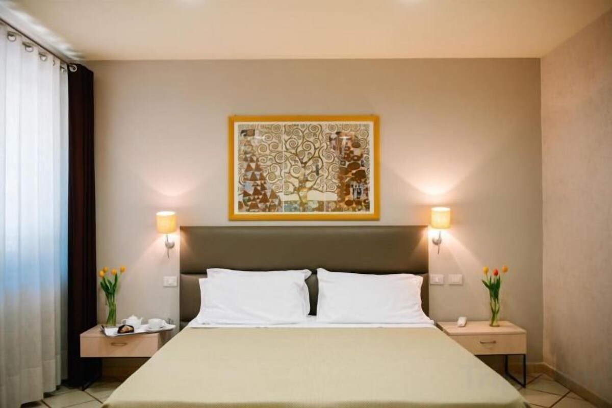Roupas de cama premium, frigobar, cofres nos quartos, escrivaninha