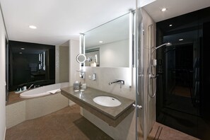 Deluxe Junior Suite | Casa de banho | Artigos de higiene pessoal grátis, um secador de cabelo 