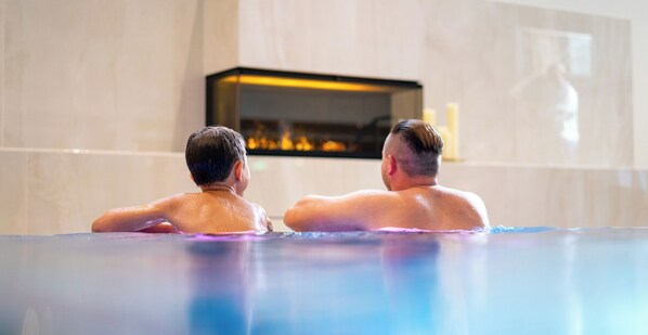 Piscina interna, funciona das 7h às 22h, espreguiçadeiras