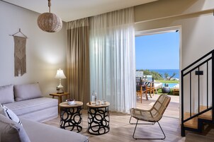 Duplex luxo, piscina particular, vista para o mar | Área de estar | TV de tela plana 37 polegadas com canais via satélite, TV