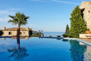 3 piscinas externas, guarda-sóis, espreguiçadeiras