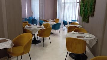 Pequeno-almoço tipo buffet diário (15 EUR por pessoa)