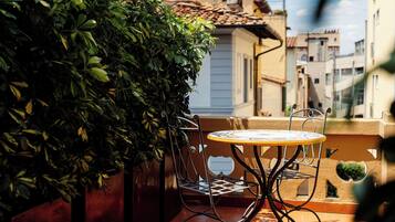 Quarto Clássico com Cama de Casal | Terraço/pátio interior