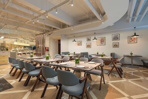 2 restaurantes, é servido café da manhã