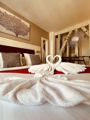 Quarto triplo | Escrivaninha, Wi-Fi de cortesia, roupa de cama