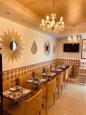 Pequeno-almoço continental diário (8 EUR por pessoa)