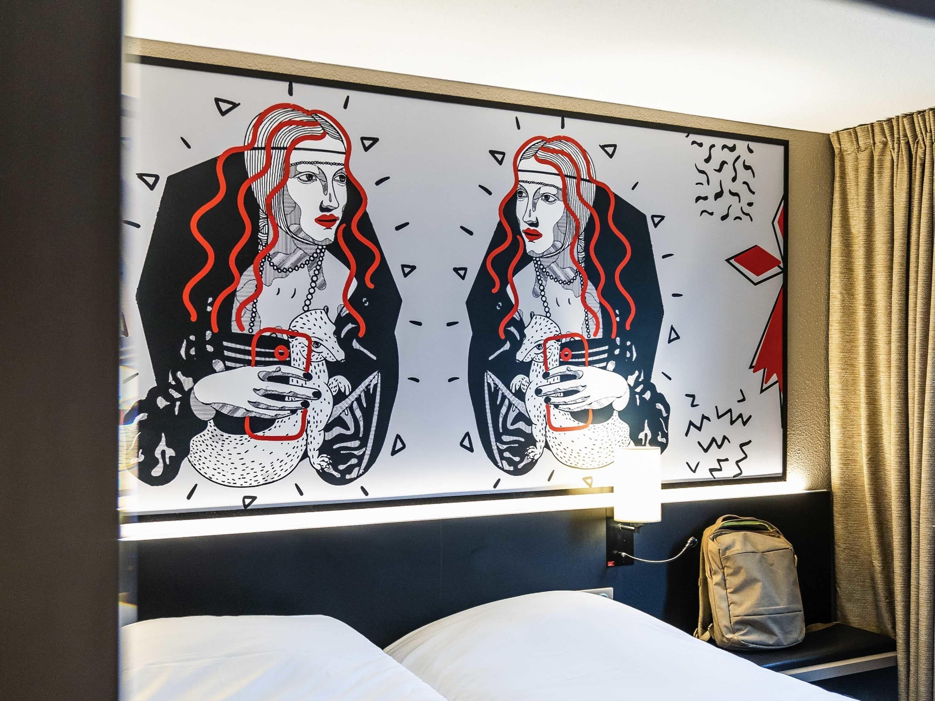 Suíte standard, 2 camas de casal | Escrivaninha, quartos à prova de som, Wi-Fi de cortesia, roupa de cama
