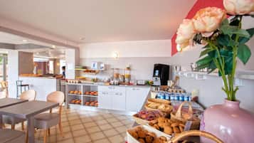 Pequeno-almoço tipo buffet diário (12 EUR por pessoa)