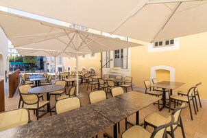 2 restaurantes, pequenos-almoços servidos, cozinha francesa 