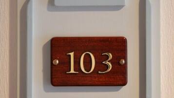 Uma placa em formato de casa com o número 103.