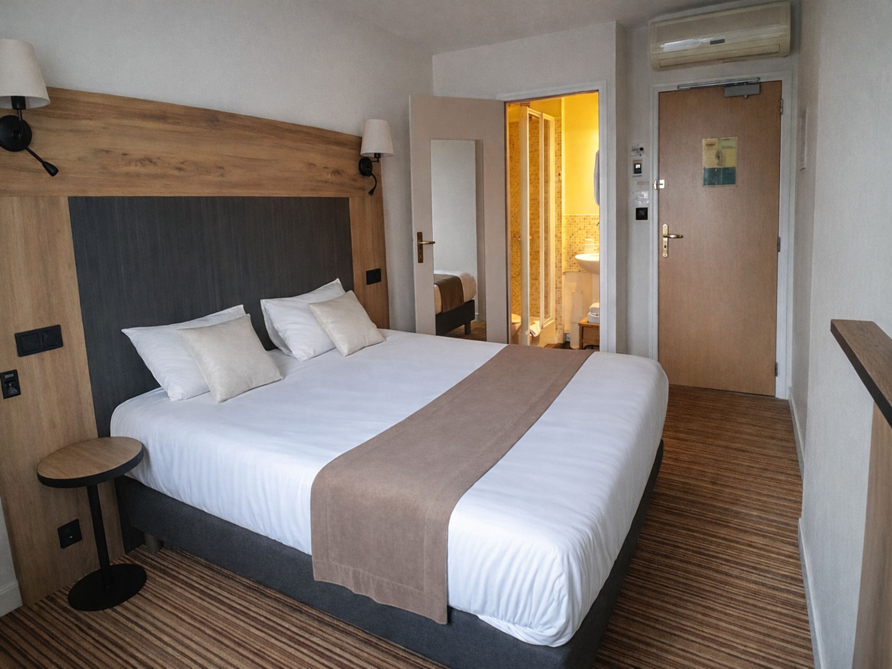 Quarto casal standard | 1 quarto, escrivaninha, cortinas blackout, roupa de cama