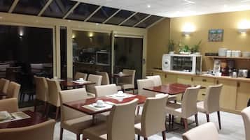Café da manhã com buffet diário (EUR 15 por pessoa)