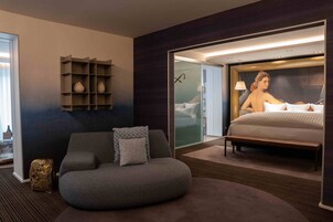 Suite, varanda | Minibar, cofre no quarto, Wi-fi grátis, roupa de cama fornecida 