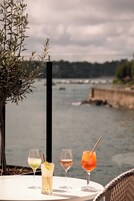 Pequenos-almoços, almoços, jantares servidos, com vista para a praia 