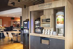Pequeno-almoço tipo buffet diário mediante uma taxa