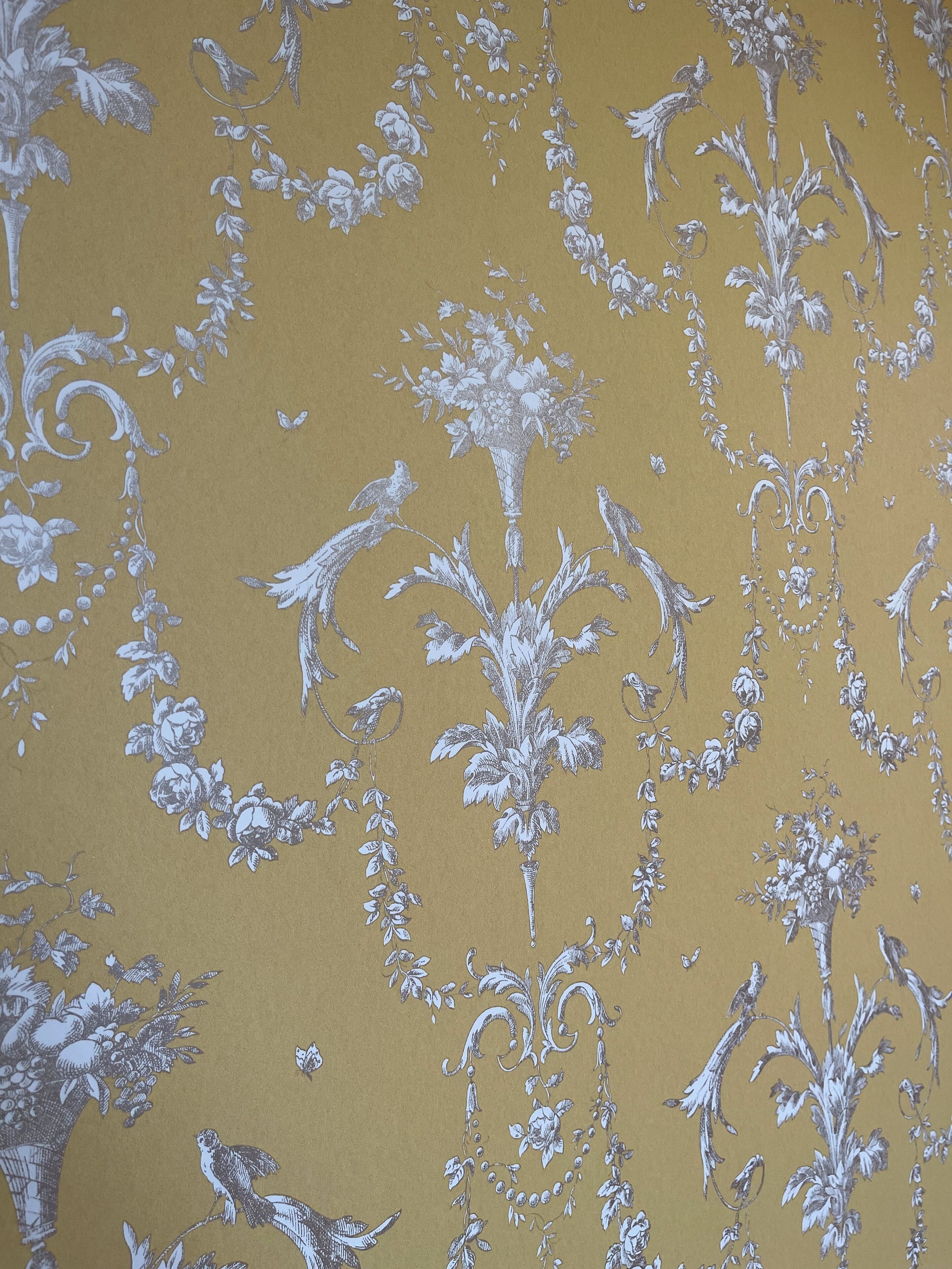 Papel de parede com padrão floral e de pássaros.