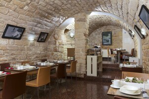 Café da manhã com buffet todos os dias mediante uma taxa