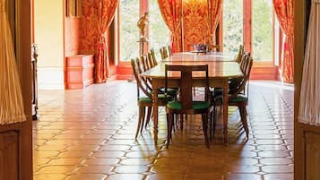 Villa de Luxo, vários quartos | Sala de estar | Televisor de ecrã plano de 43 polegadas com canais via satélite