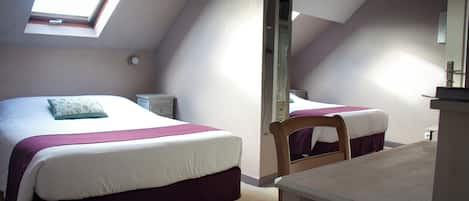 Quarto Familiar, 2 camas de casal | Secretária, ferro/tábua de engomar, Wi-fi grátis