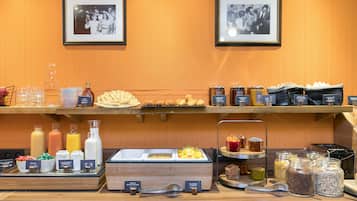 Pequeno-almoço tipo buffet diário (14 EUR por pessoa)