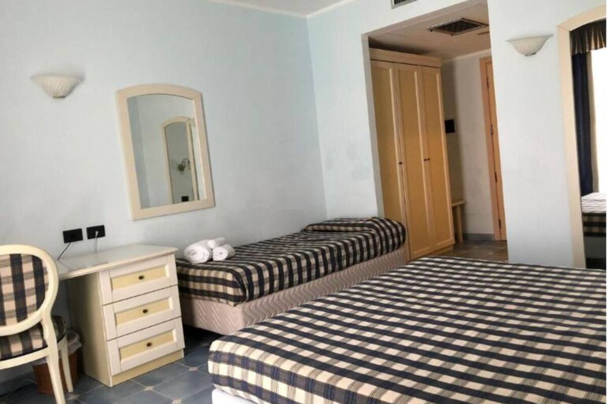 Quarto Triplo, vista para o mar | Minibar, cofre no quarto, secretária, cortinas/cortinados opacos 